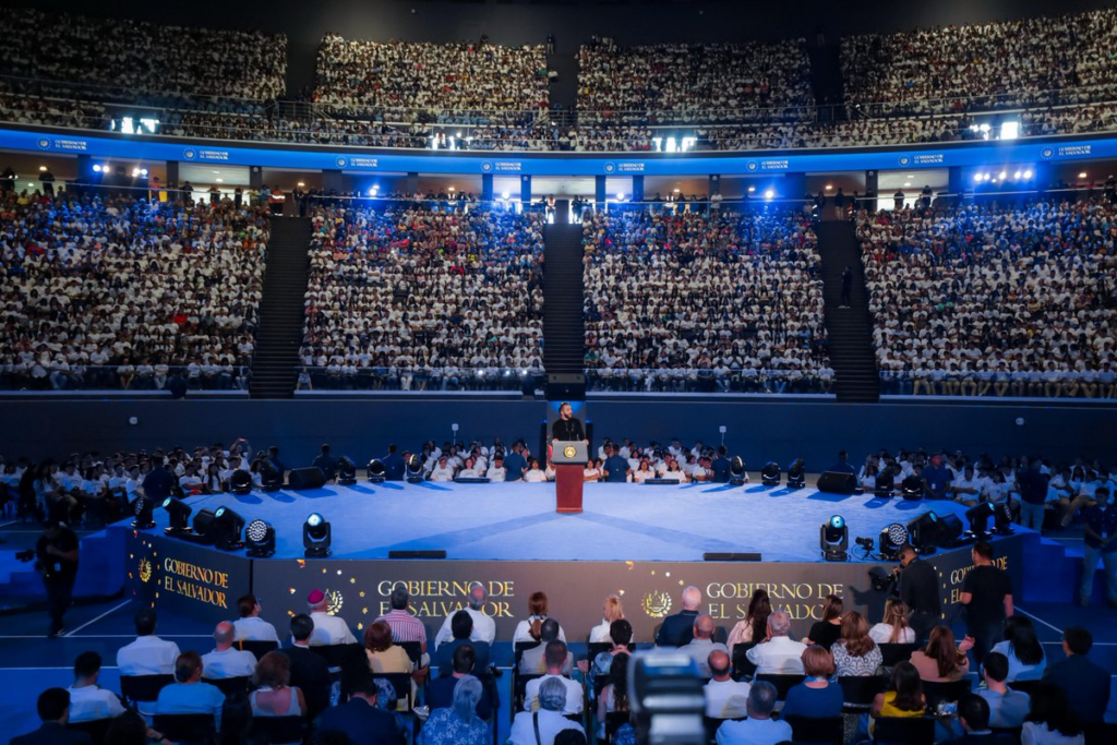 Nayib Bukele anuncia programa de becas universitarias para bachilleres ...